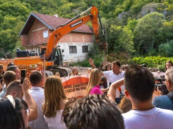 Direktor Nacionalnog parka Una: Ovo što se dešava na izvoru rijeke je ... Direktor Nacionalnog parka Una: Ovo što se dešava na izvoru rijeke je ...