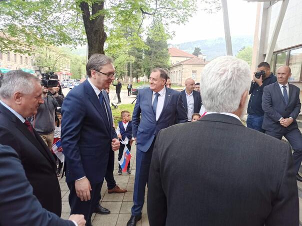 Vučić u Bileći dočekan aplauzom, pa poručio: Malo ćemo pomoći, a za ... Vučić u Bileći dočekan aplauzom, pa poručio: Malo ćemo pomoći, a za ...