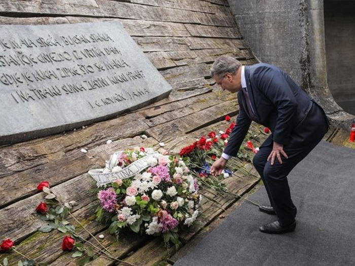 Državni vrh i predstavnici manjina odali počast stradalima u ...