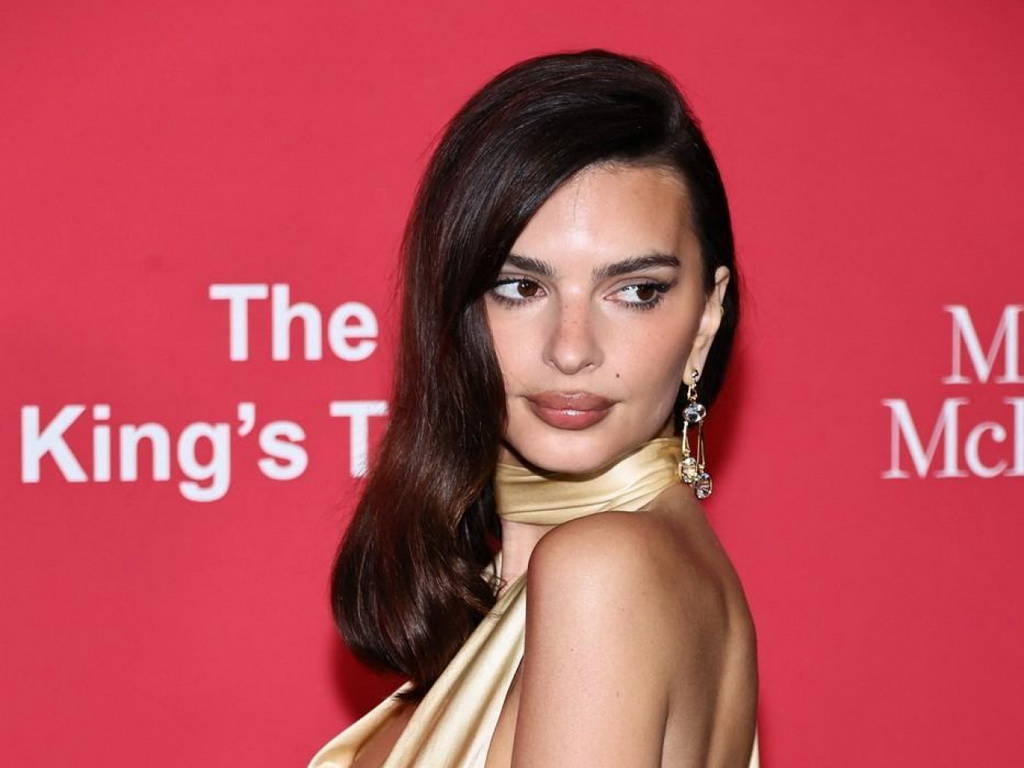Emily Ratajkowski privukla pažnju haljinom koja više otkriva nego skriva