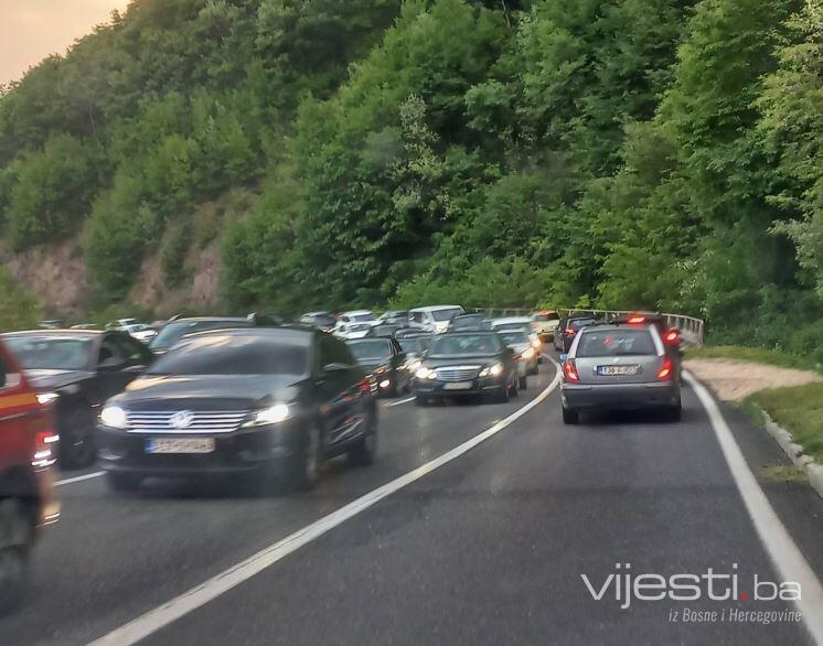 Formirane duge kolone vozila kod Bradine nakon saobraćajne nesreće