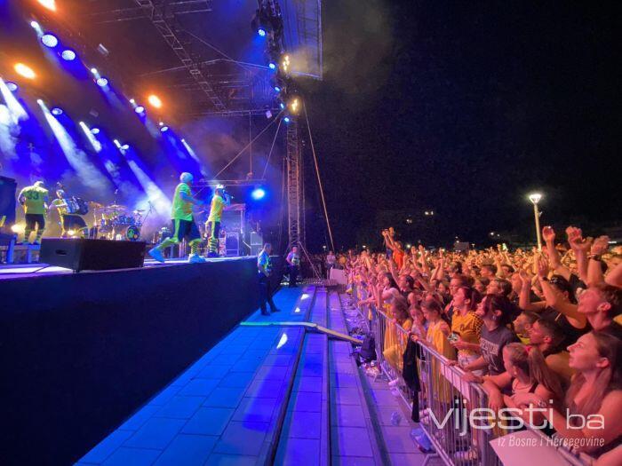 Foto/Video: Divanhana i Dubioza kolektiv priredili spektakl u Lukavcu