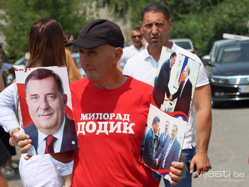 Ispred Suda BiH okupili se Dodikovi simpatizeri