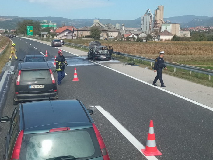 Izgorio automobil na autoputu kod Kaknja, ogrome gužve