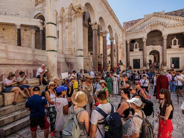 Muškarac i žena iz BiH u Splitu pljačkali turiste, ukrali 12.000 eura Muškarac i žena iz BiH u Splitu pljačkali turiste, ukrali 12.000 eura