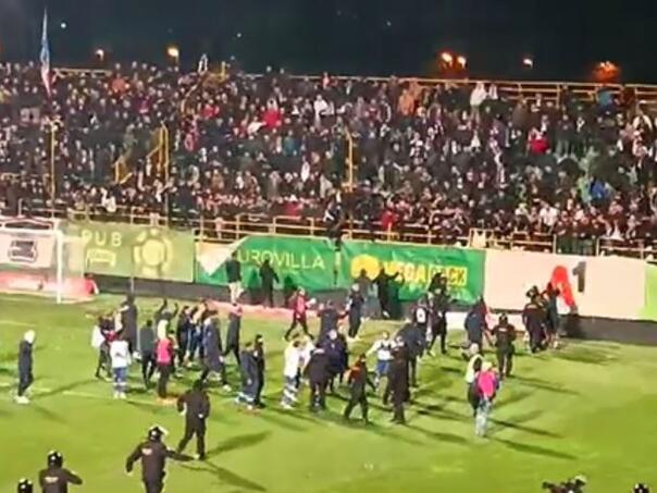 Navijači Hajduka se potukli sa redarima u Puli Navijači Hajduka se potukli sa redarima u Puli