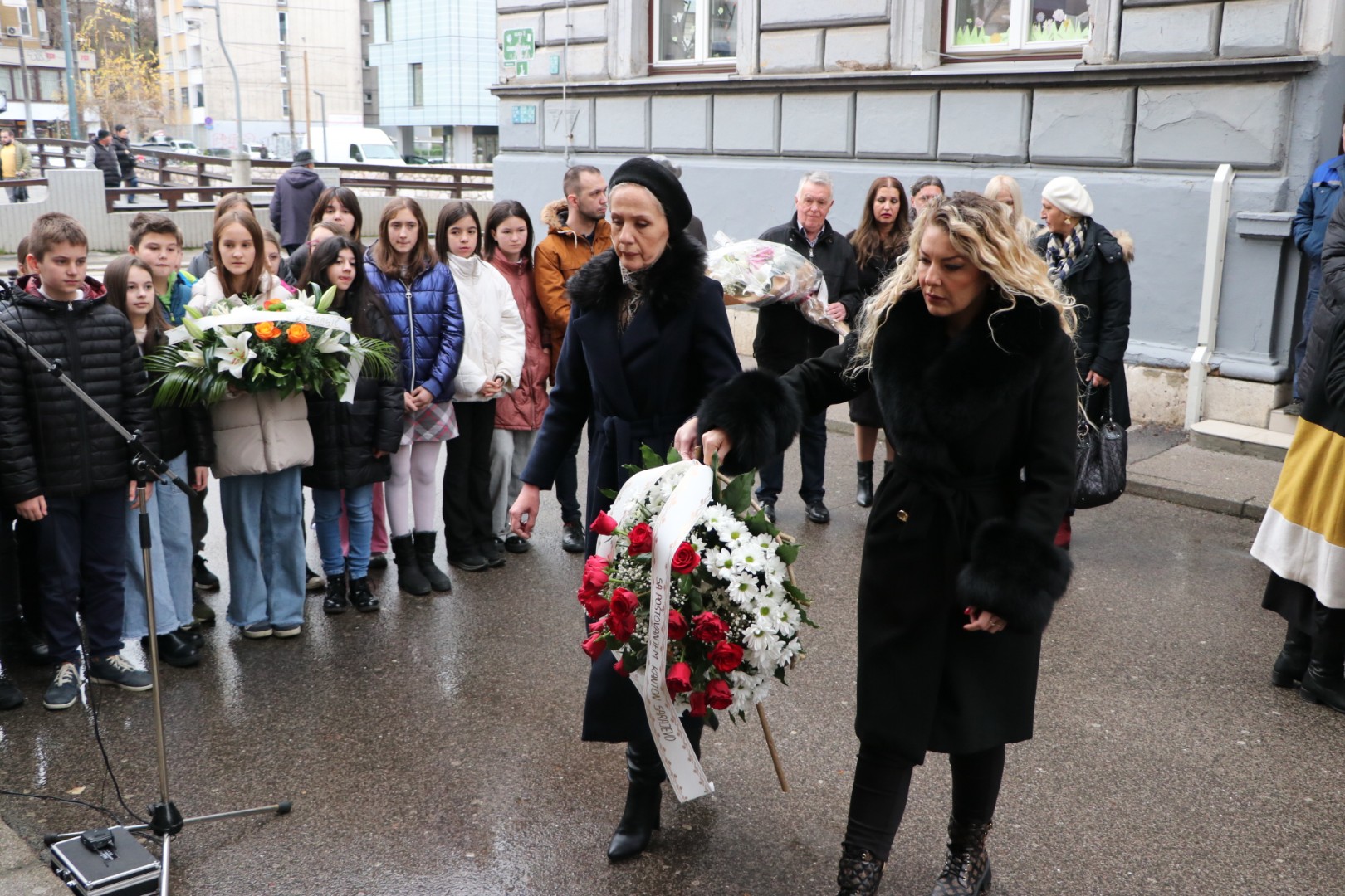Obilježena 30. godišnjica ubistva osam građana ispred OŠ 'Safvet-beg ... Obilježena 30. godišnjica ubistva osam građana ispred OŠ 'Safvet-beg ...