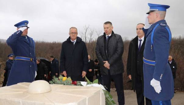 Obilježena godišnjica pogibije Borisa Trajkovskog Obilježena godišnjica pogibije Borisa Trajkovskog