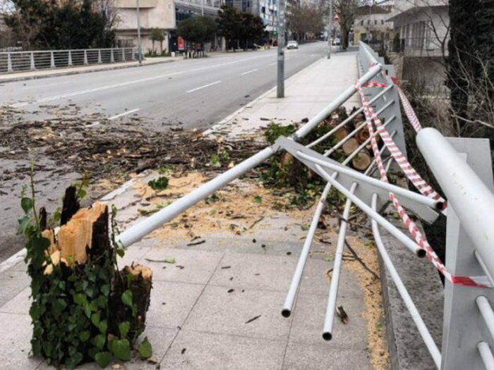Oborena stabla u centru Podgorice, uništen dio mosta