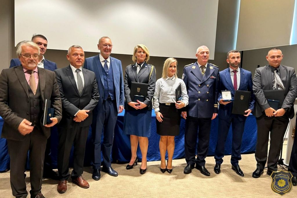 Policajci Federalne uprave policije dobili priznanje od MUP-a Republike ...