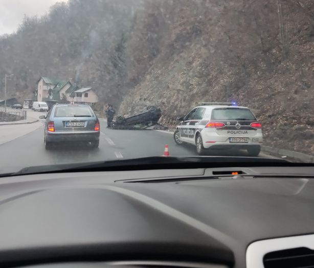 Saobraćajna nesreća nadomak Sarajeva, automobil završio na krovu