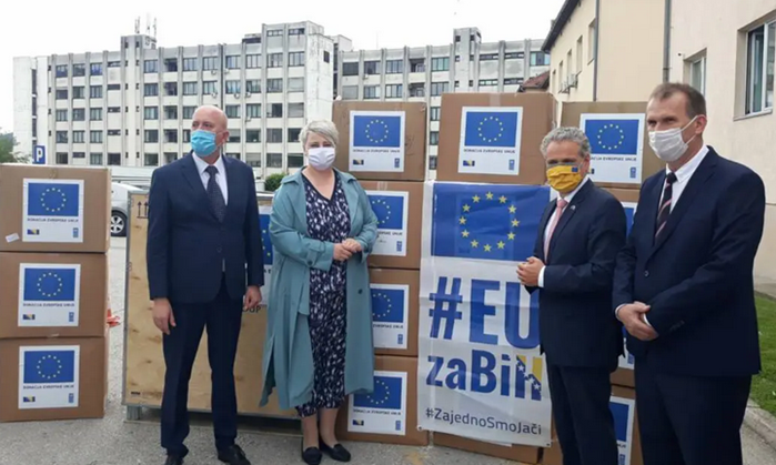 Sattler uručio medicinsku opremu UKC Tuzla