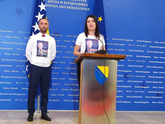 SNSD-ovi parlamentarci u majicama s Dodikovim likom