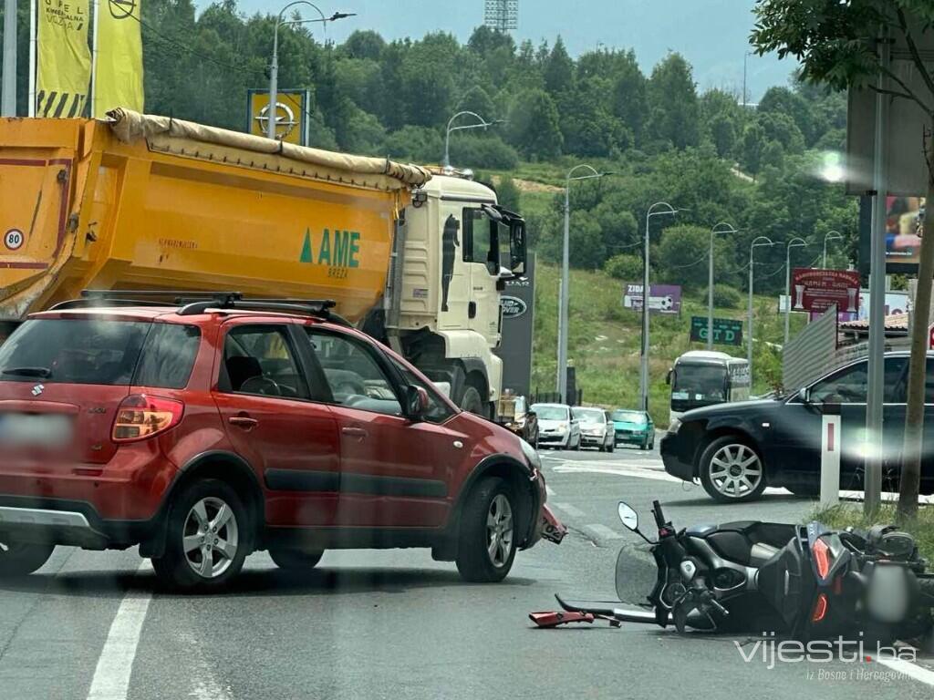 Sudar vozila i motocikla u Barama, otežan saobraćaj Sudar vozila i motocikla u Barama, otežan saobraćaj