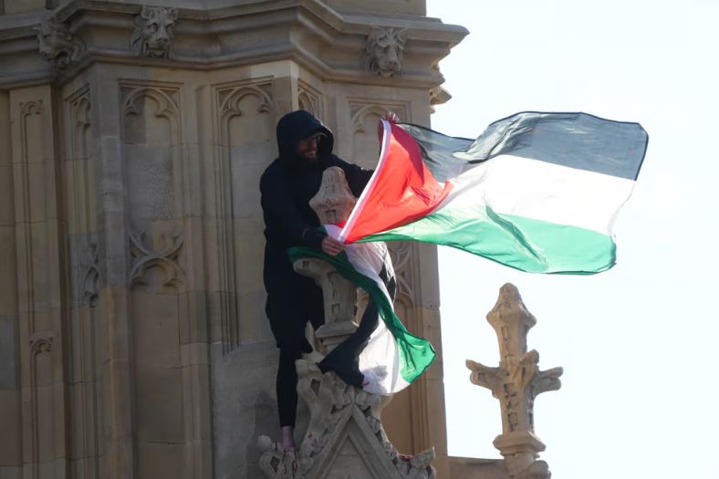 Uhapšen muškarac koji se sa zastavom Palestine popeo na Big Ben