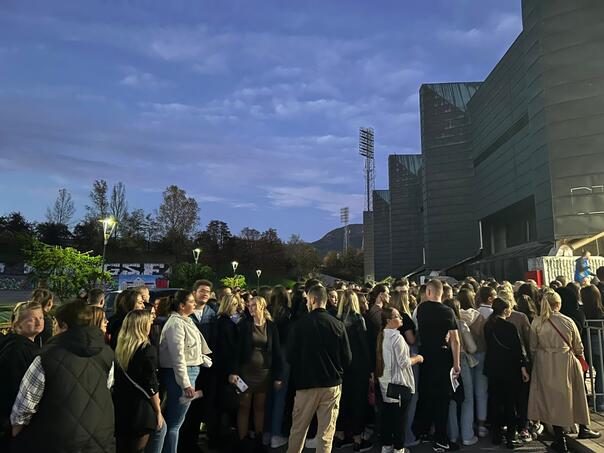Velike gužve pred Zetrom uoči koncerta Aleksandre Prijović Velike gužve pred Zetrom uoči koncerta Aleksandre Prijović