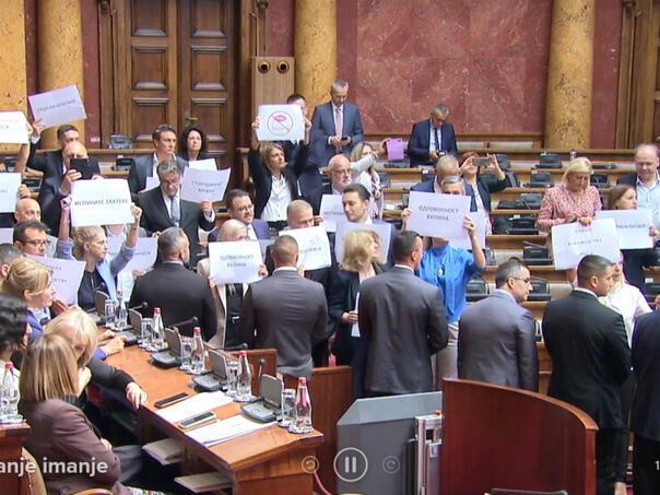 Video: Haos u Skupštini Srbije, počela blokada opozicije Video: Haos u Skupštini Srbije, počela blokada opozicije