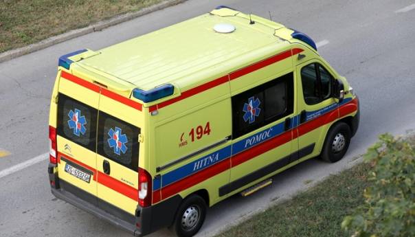 Vozač Hitne pomoći vozilom udario tri maloljetnice Vozač Hitne pomoći vozilom udario tri maloljetnice