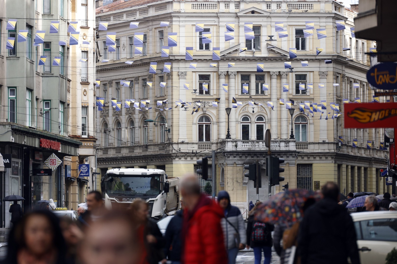 Uoči Dana državnosti: Ukrašavanje glavnog grada BiH