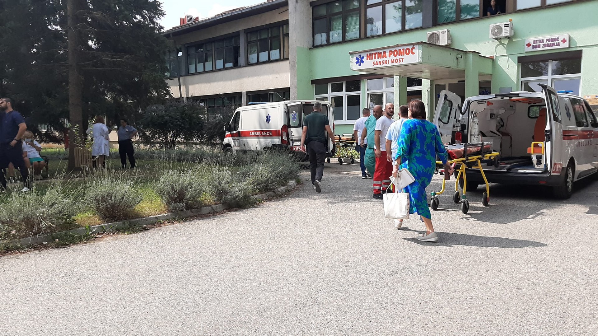 S lica mjesta trostrukog ubistva u Sanskom Mostu