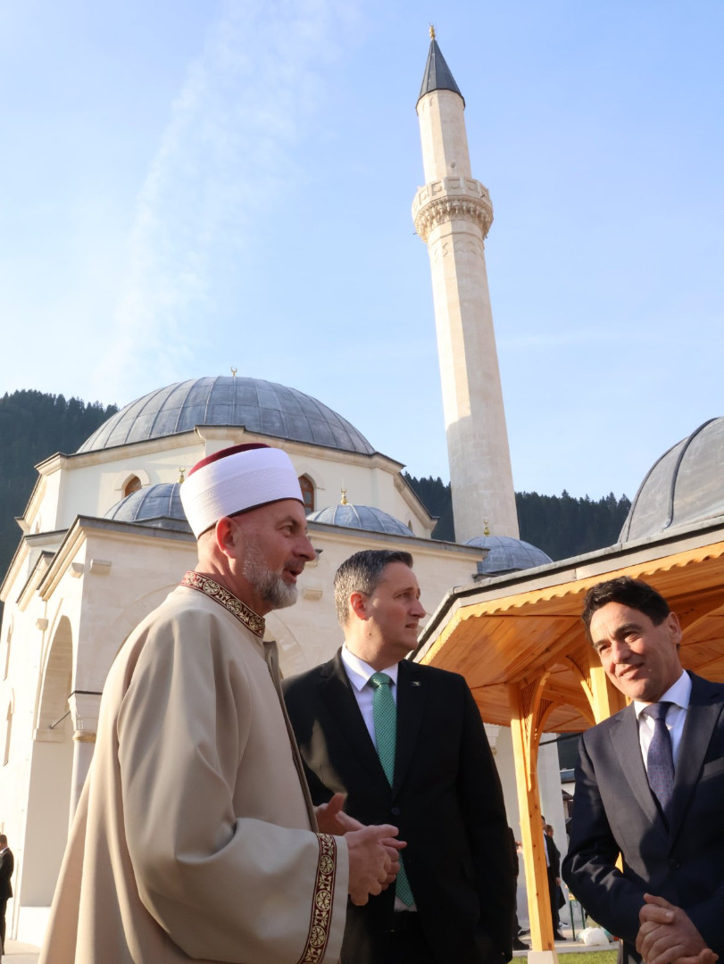 Čajniče: Bećirović klanjao bajram-namaz u džamiji Sinan-bega Boljanića