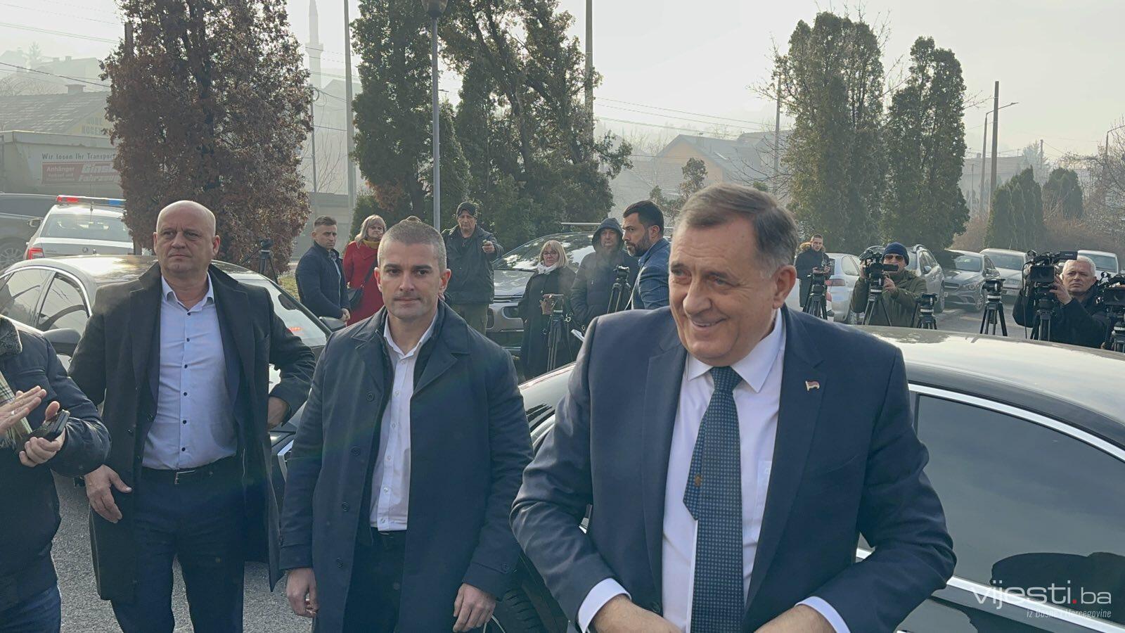 Dodik stigao na glavni pretres u Sud BiH, dočekan aplauzom