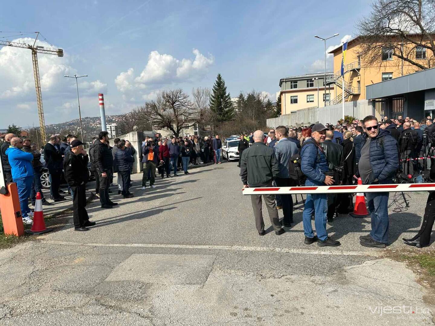 Brojne Dodikove pristalice i simpatizeri ponovo pred Sudom BiH