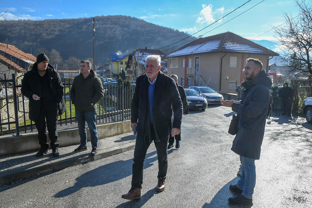 Foto: Općina Hadžići uz porodicu Delija nakon tragične eksplozije