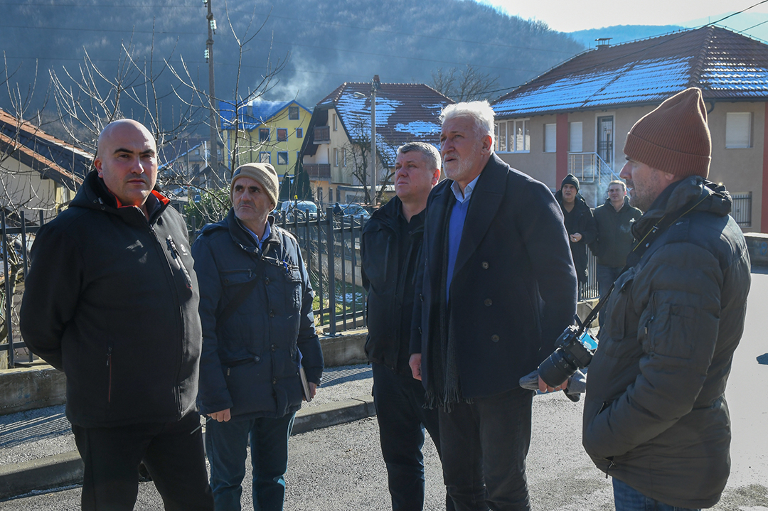 Foto: Općina Hadžići uz porodicu Delija nakon tragične eksplozije