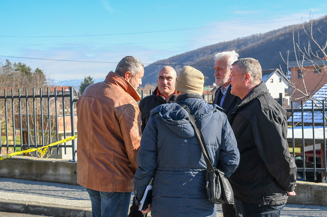Foto: Općina Hadžići uz porodicu Delija nakon tragične eksplozije
