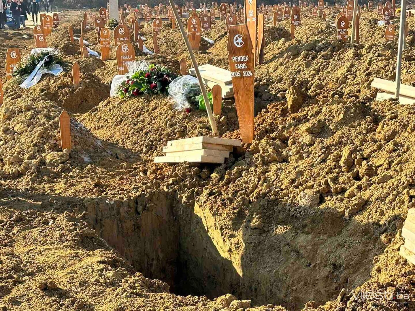 Foto: Veliki broj ljudi na dženazi ubijenom Farisu Pendeku