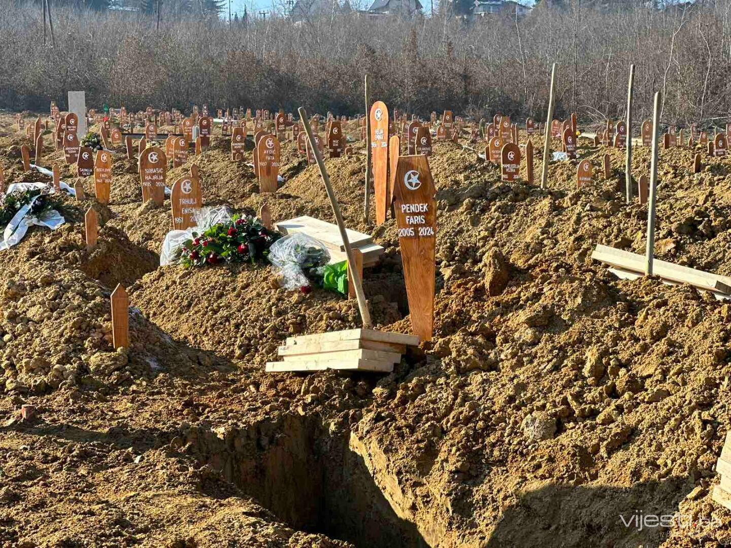 Foto: Veliki broj ljudi na dženazi ubijenom Farisu Pendeku