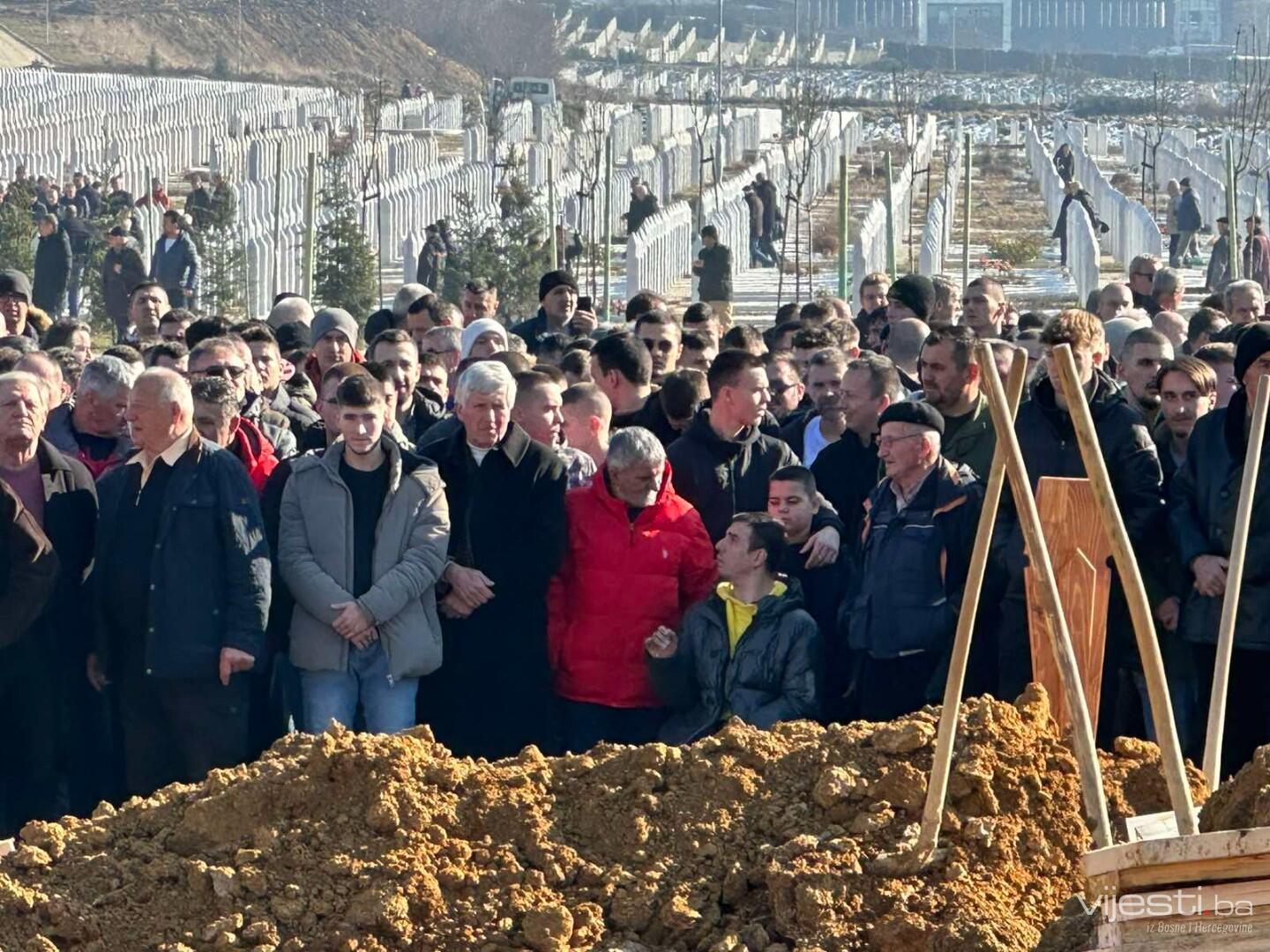 Foto: Veliki broj ljudi na dženazi ubijenom Farisu Pendeku
