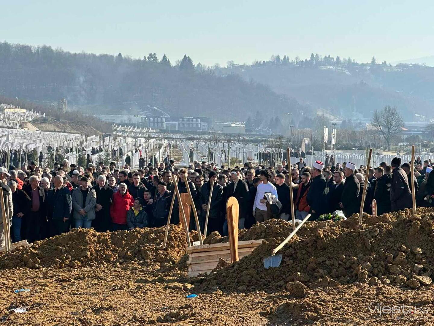 Foto: Veliki broj ljudi na dženazi ubijenom Farisu Pendeku