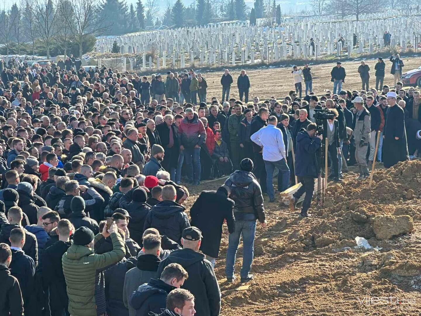 Foto: Veliki broj ljudi na dženazi ubijenom Farisu Pendeku