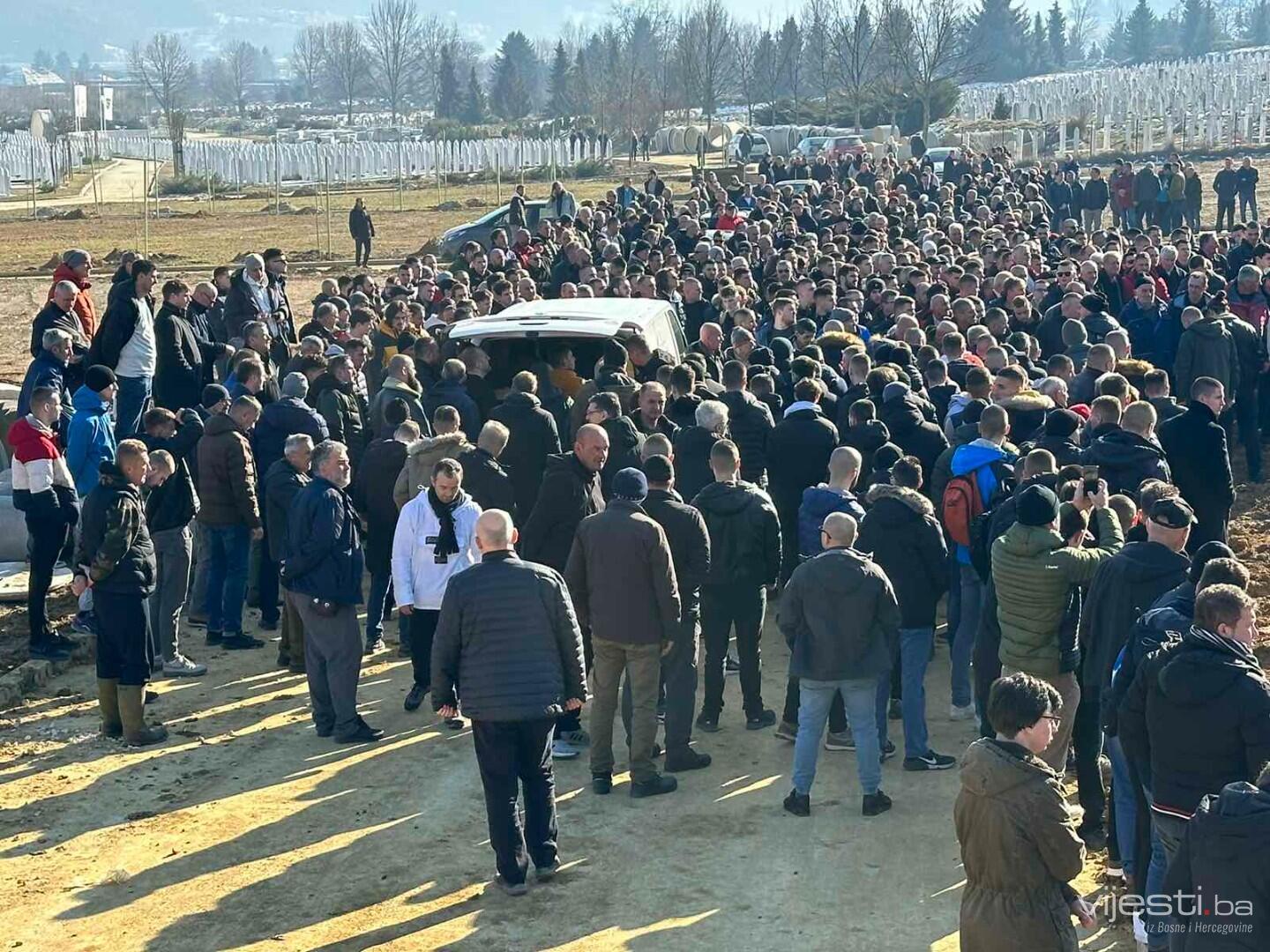 Foto: Veliki broj ljudi na dženazi ubijenom Farisu Pendeku