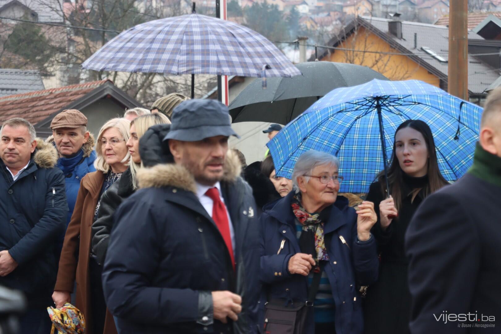 Uz stihove 'svaka bi fukara da ubije vuka', Dodik stigao na Sud