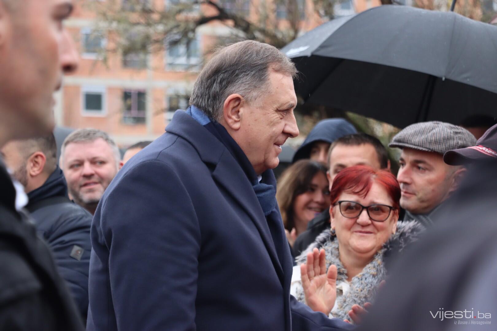 Uz stihove 'svaka bi fukara da ubije vuka', Dodik stigao na Sud