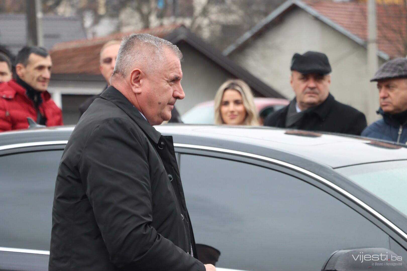 Uz stihove 'svaka bi fukara da ubije vuka', Dodik stigao na Sud