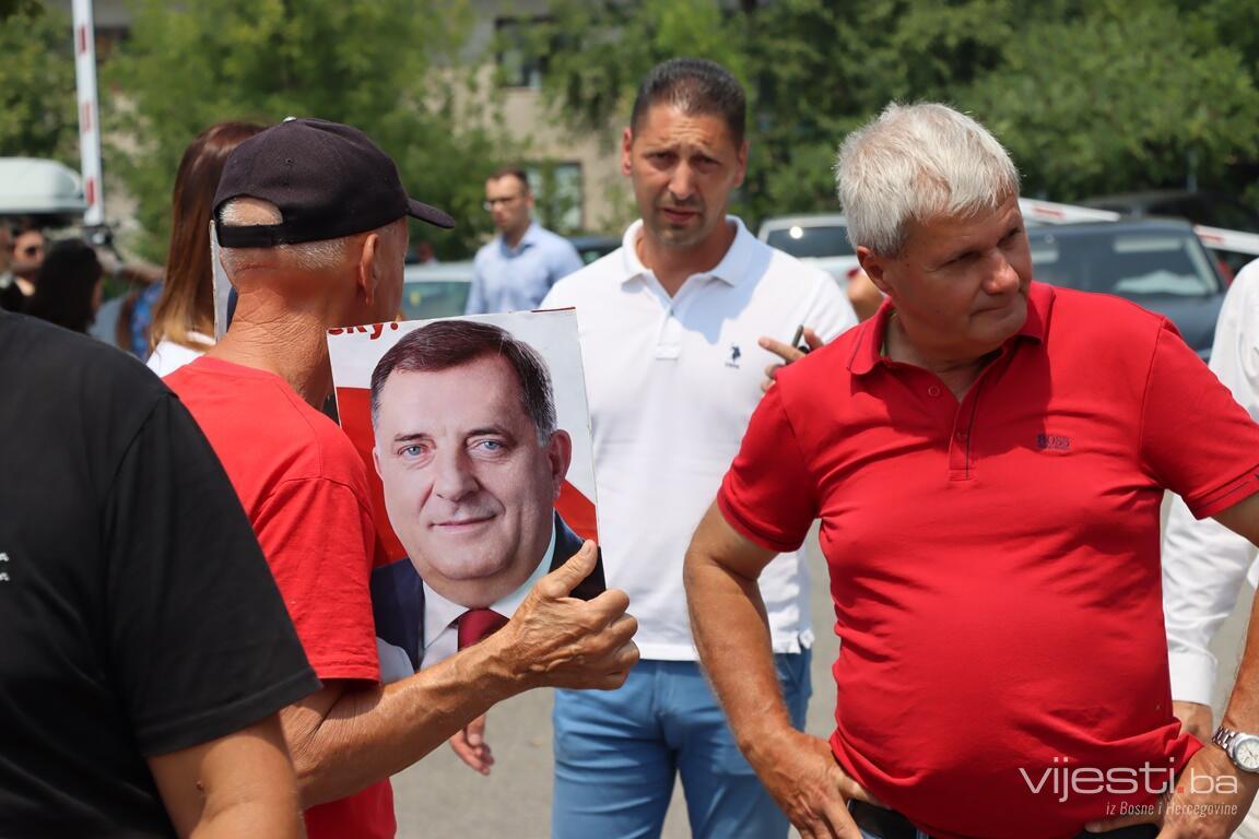 Ispred Suda BiH okupili se Dodikovi simpatizeri