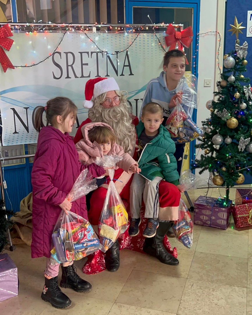 Načelnik Općine Ilidža Nermin Muzur posjetio Srebrenicu, djeci uručio ...