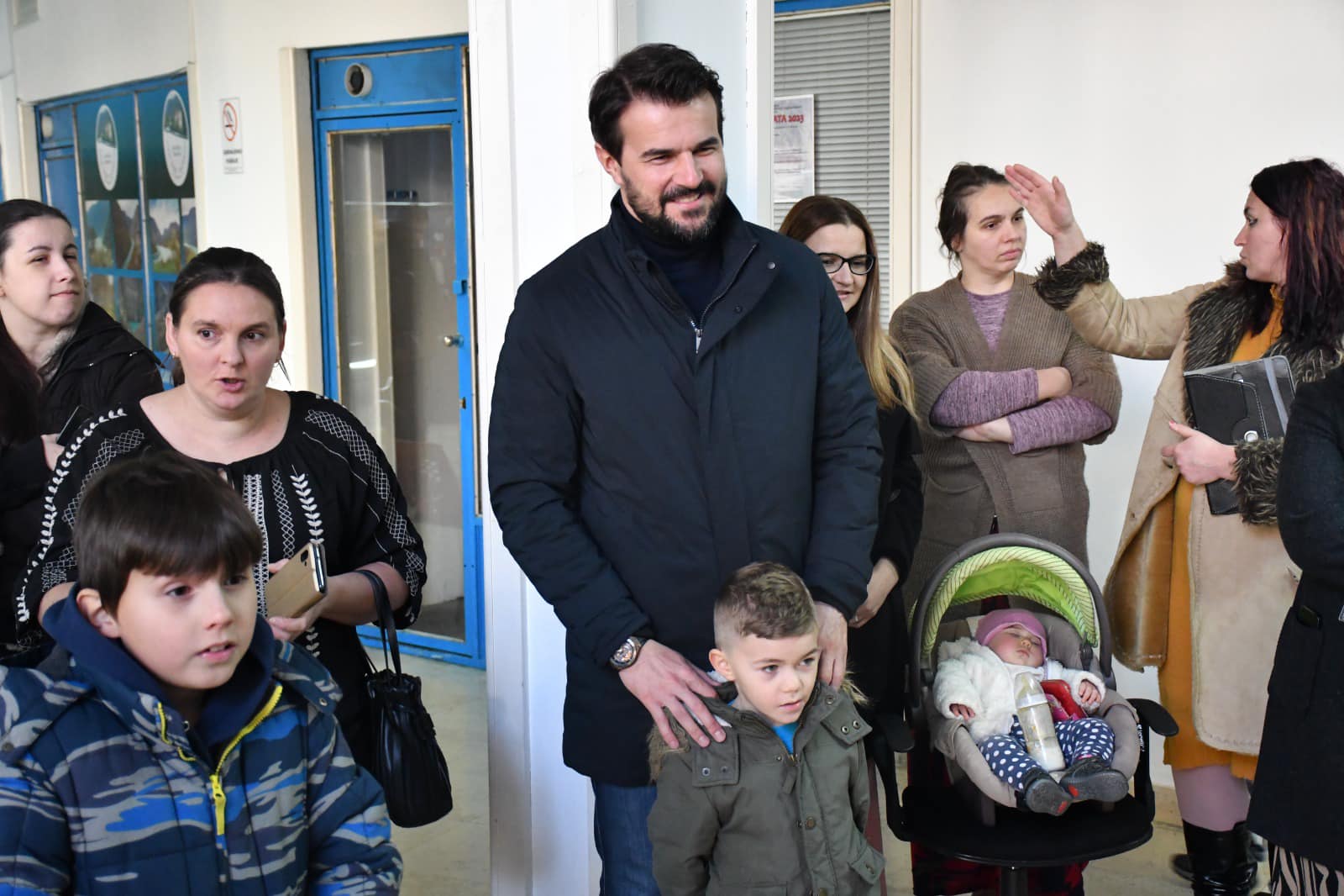 Načelnik Općine Ilidža Nermin Muzur posjetio Srebrenicu, djeci uručio ...