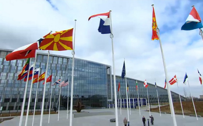 Podignuta zastava Sjeverne Makedonije ispred sjedišta NATO-a