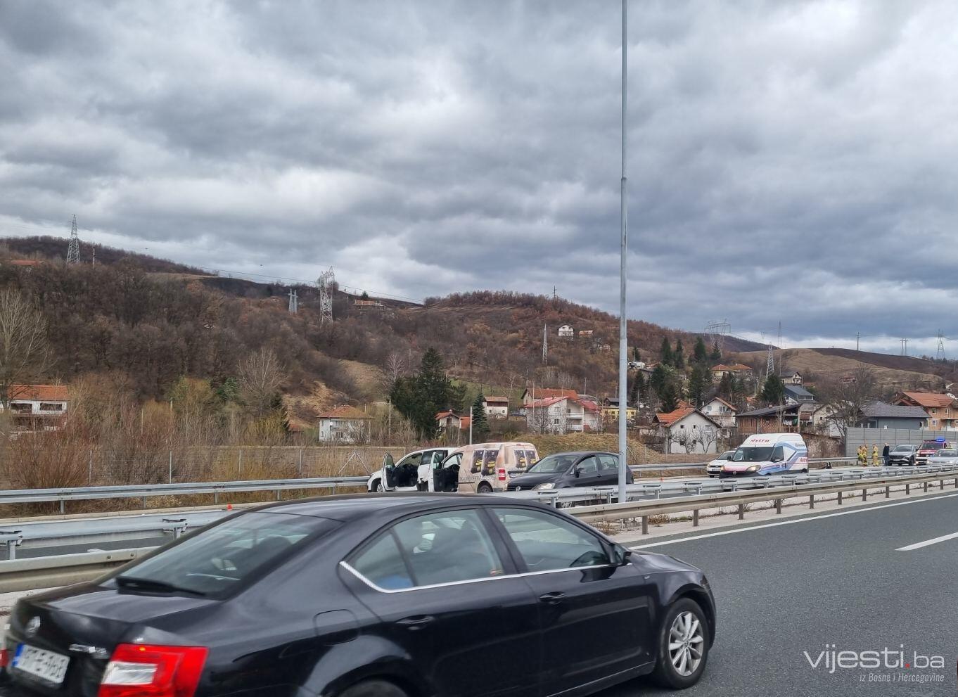 Nezgoda na auto-putu kod Sarajeva, saobraćaj otežan