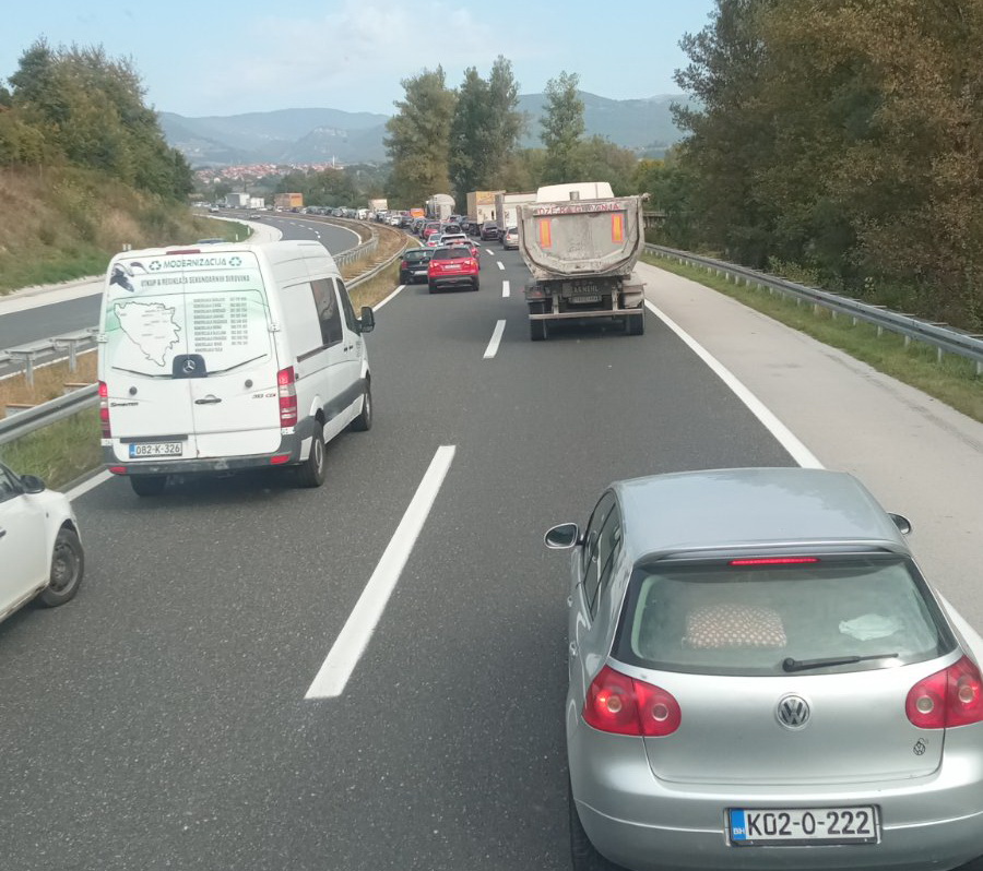 Izgorio automobil na autoputu kod Kaknja, ogrome gužve