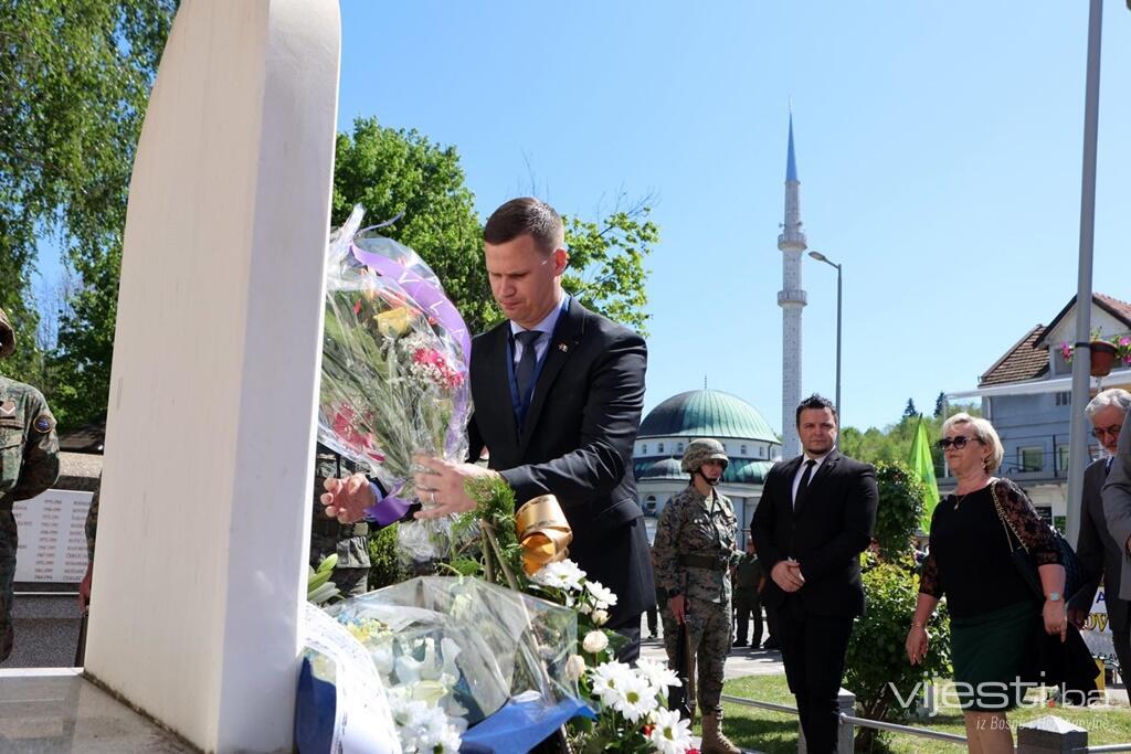 Dan Armije Republike Bosne i Hercegovine svečano obilježen u Banovićima