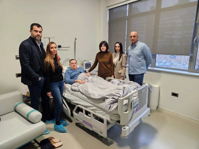 Patrijarh Porfirije u Dodikovoj bolničkoj sobi Patrijarh Porfirije u Dodikovoj bolničkoj sobi