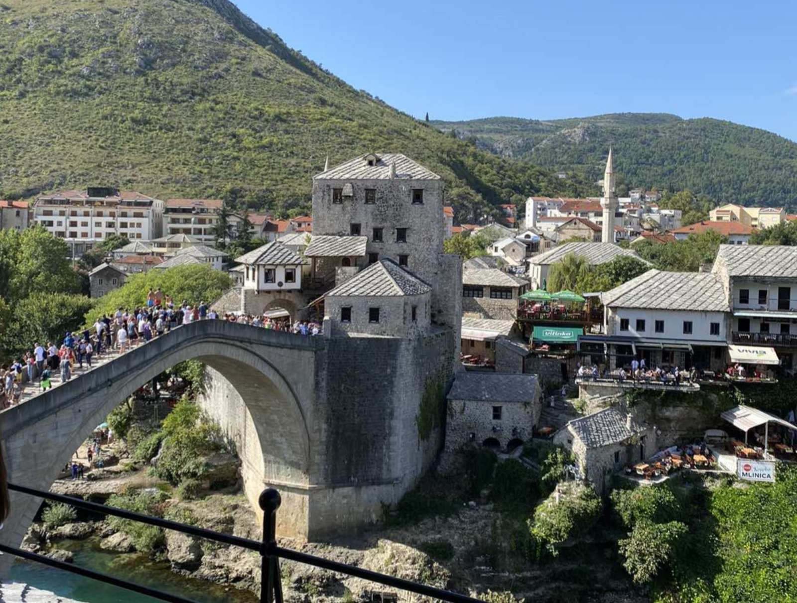 Lijepi jesenski dan: Stari grad u Mostaru prepun turista